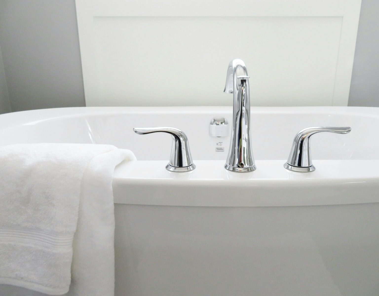 Soaking Tub vs. Regular Tub, What’s the Difference? - KJ Bath